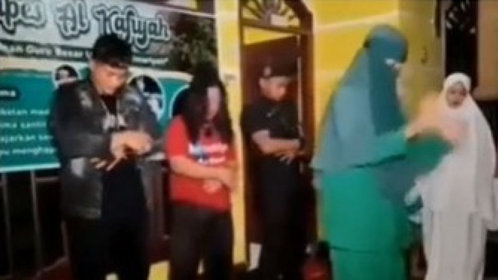 Dituding Sesat, Ponpes Al Kafiyah Jadikan Wanita sebagai Imam Saat Sholat Dituding Sesat, Ponpes Al Kafiyah Jadikan Wanita sebagai Imam Saat Sholat