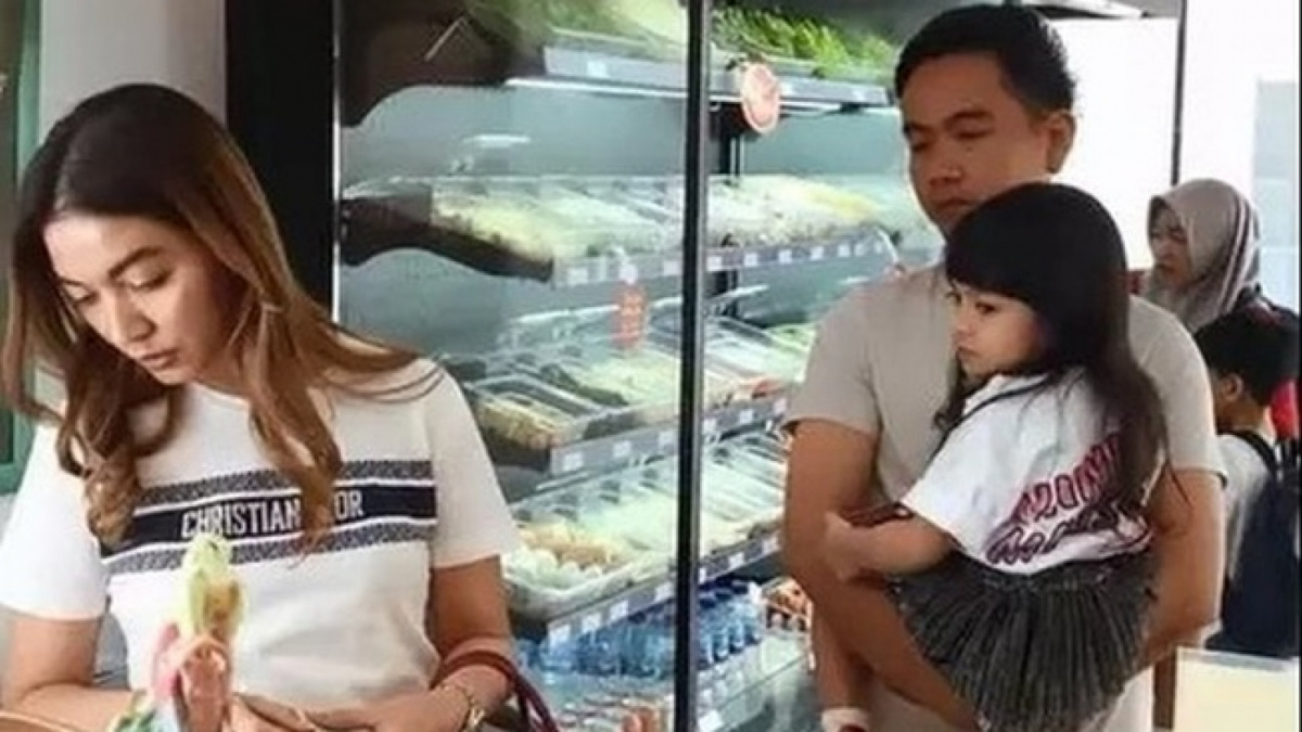 Istri Gibran Rakabuming Ketahuan Pakai Kaos Pendek Rp15 Juta, Begini ... Istri Gibran Rakabuming Ketahuan Pakai Kaos Pendek Rp15 Juta, Begini ...