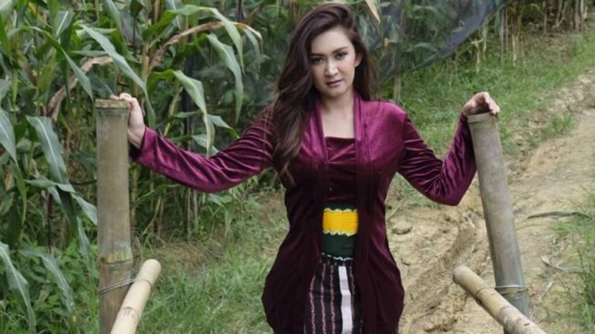 Bikin Merinding, Mitos di Balik Wanita Kebaya Merah Paling Banyak Dicari, Ternyata Ini Arti ...